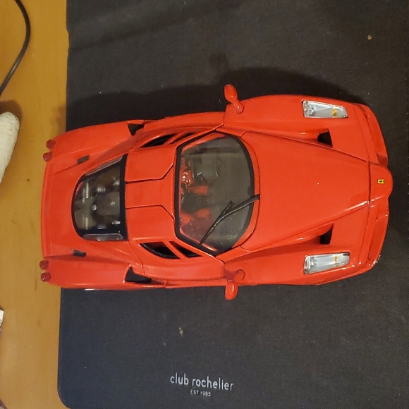 maisto | Toys | Red Maisto Enzo Ferrari Replica 24 Scale Die Cast ...